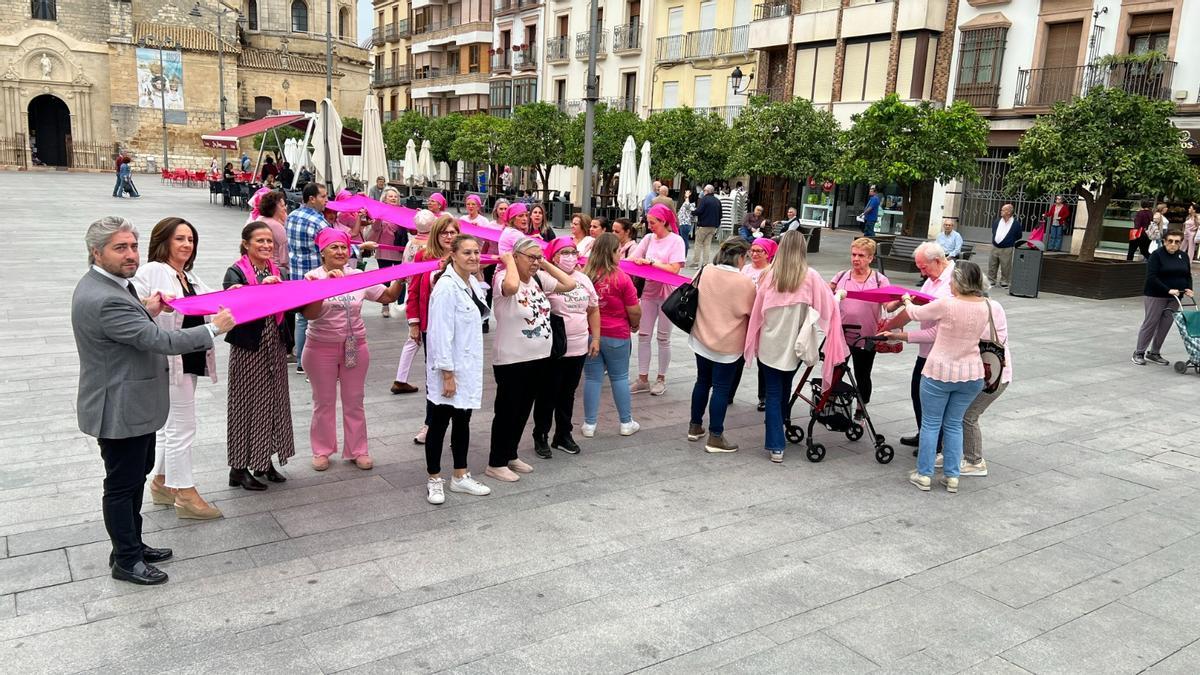Un lazo humano contra el cáncer en Lucena