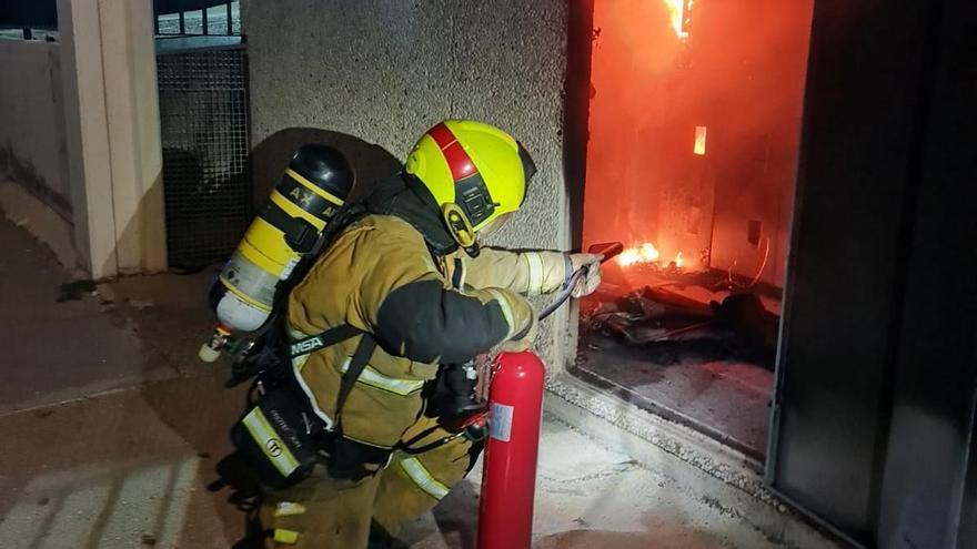 Several workers were poisoned in a fire at a fur factory in Petrer ...