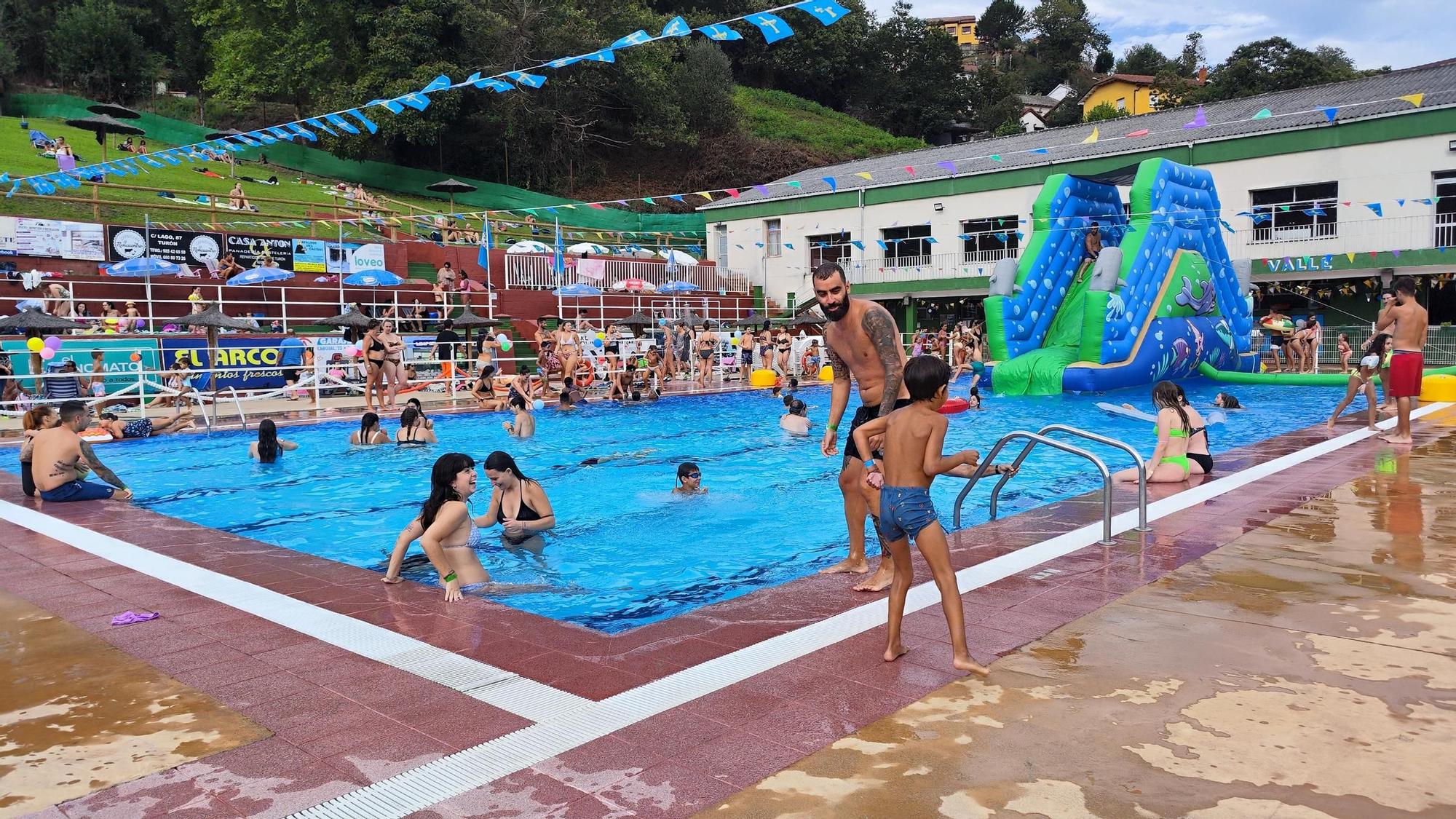 La fiesta de la piscina de Turón, en imágenes