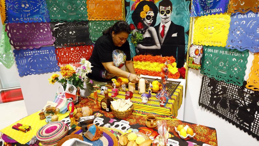 Montaje de un altar mexicano por el Día de los Muertos.