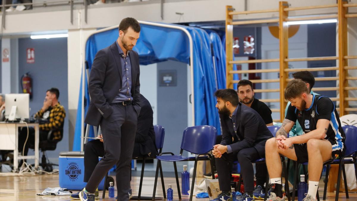 Carles Flores no seguirá en el banquillo del Class Bàsquet Sant Antoni de Ibiza