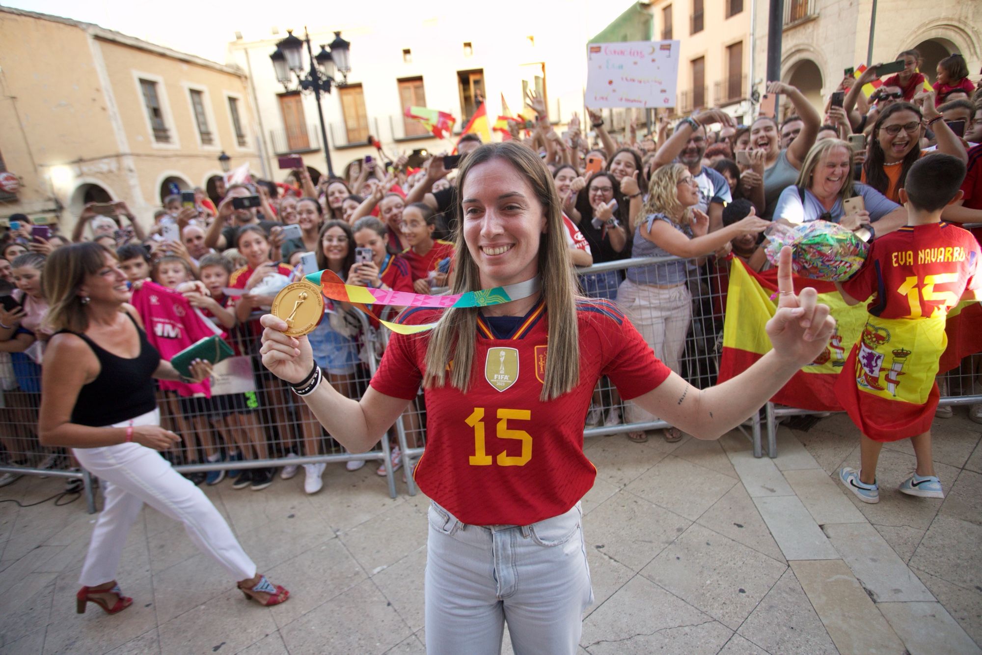 Yecla recibe a la futbolista Eva Navarro tras ganar el Mundial