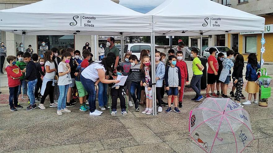 El CEIP de Silleda mantiene abierto su “Paraugas Literario”