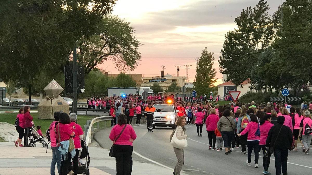 Organizan actividades en Navalmoral de la Mata para concienciar en la prevención del cáncer de mama