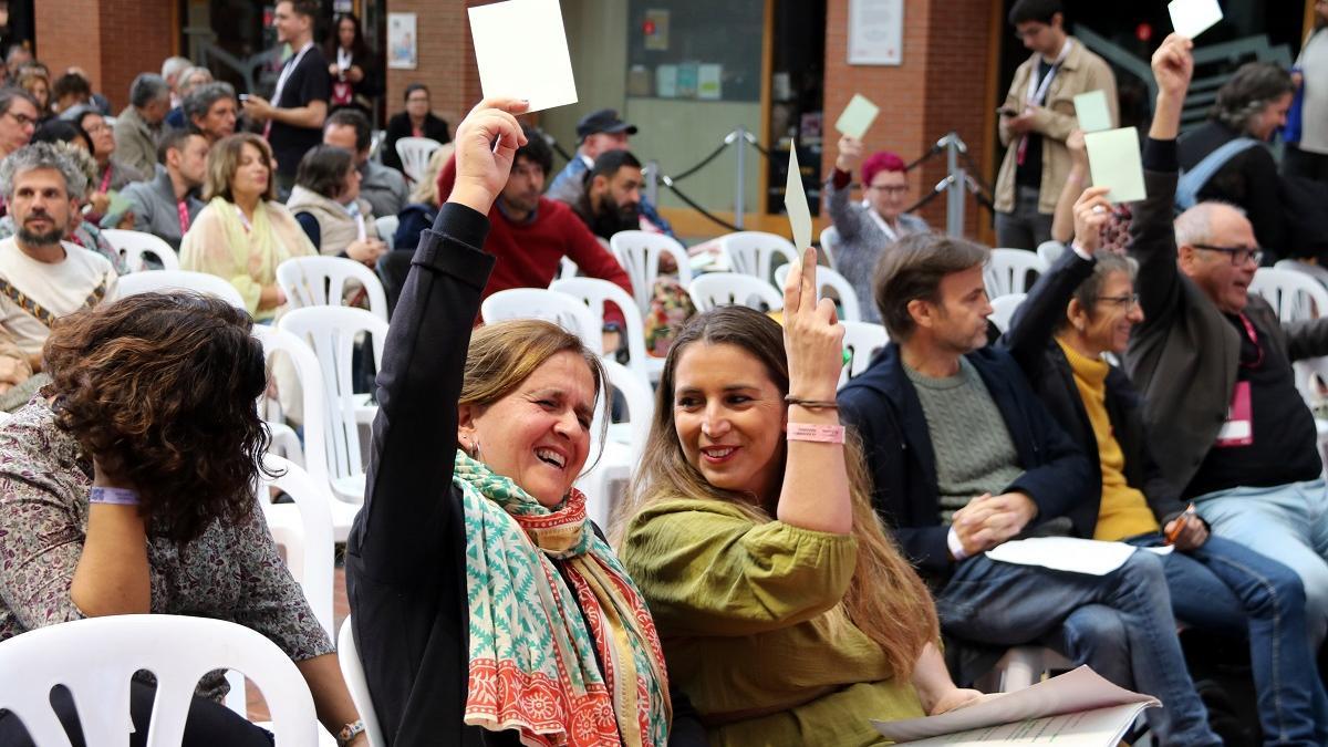 Las incógnitas que los Comuns no han resuelto en su congreso