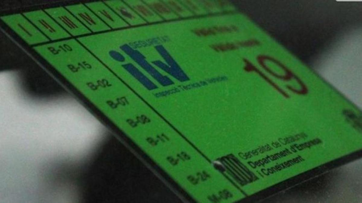 DGT | Ja no és obligatori portar l’adhesiu de la ITV: aquests són els ...