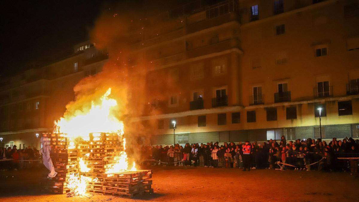 LAS CANDELAS MARGEN DERECHA BADAJOZ 2026 | Fuego, hornazos y murgas ...