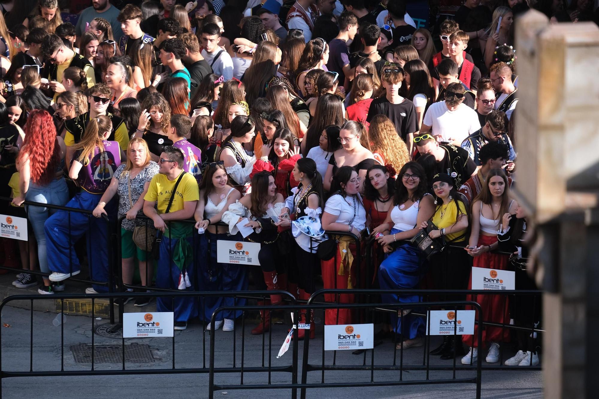 La entrada de bandas y el Pasodoble Idella de los Moros y Cristianos de ...