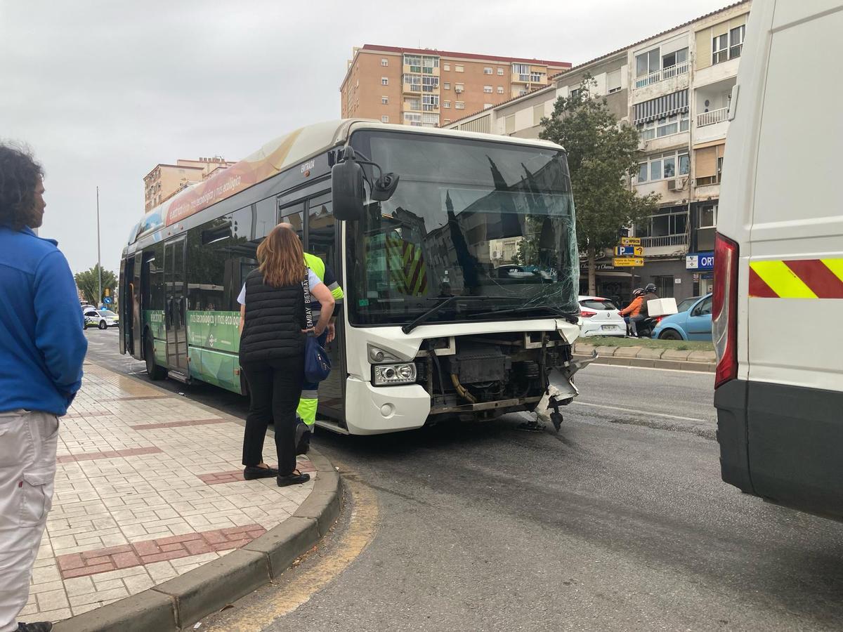 Accidente en Málaga: un autobús de la EMT choca un camión en Barbarela