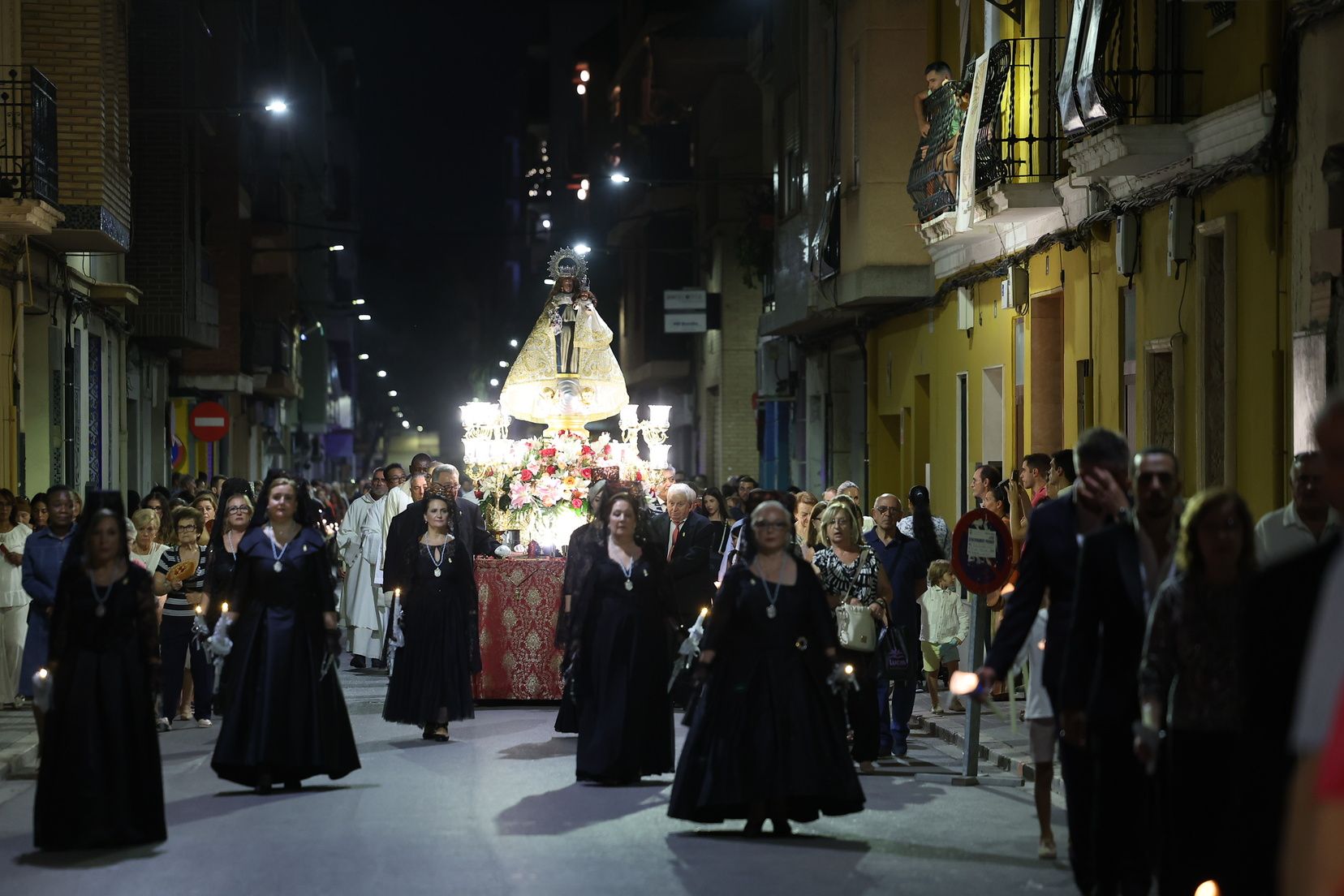Berta y la corte cumplen con la Mare de Deu de la Salut de Xirivella