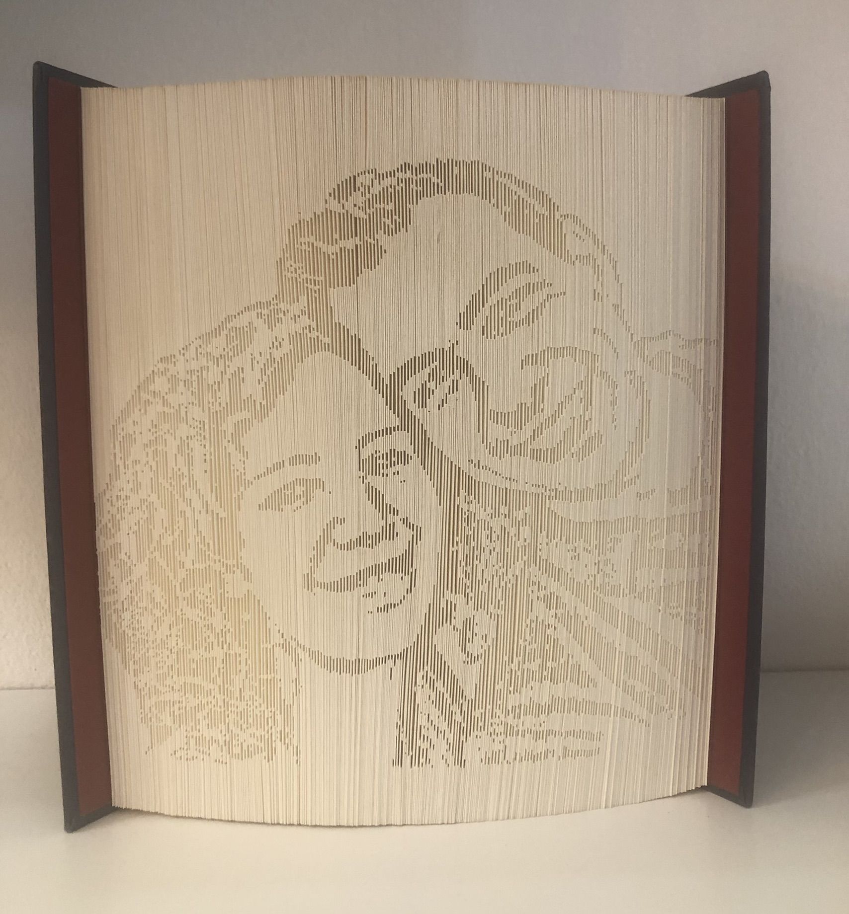 Miriam con un artístico mandala y algunas de sus muchas obras, desde ...