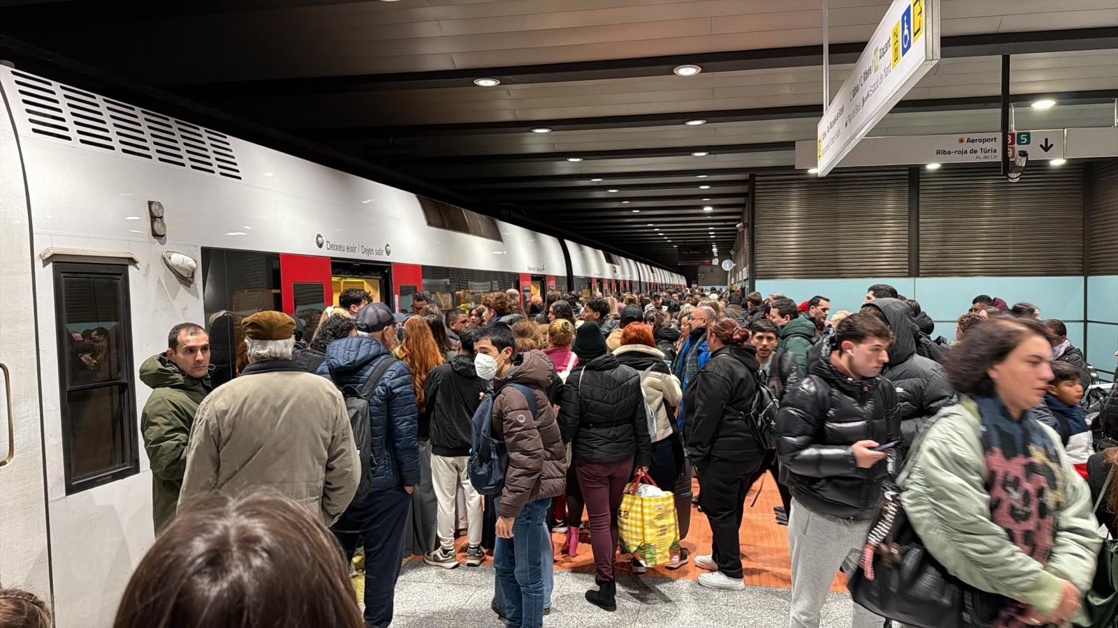 Andenes a rebosar en el metro en el primer día de vuelta tras las ...