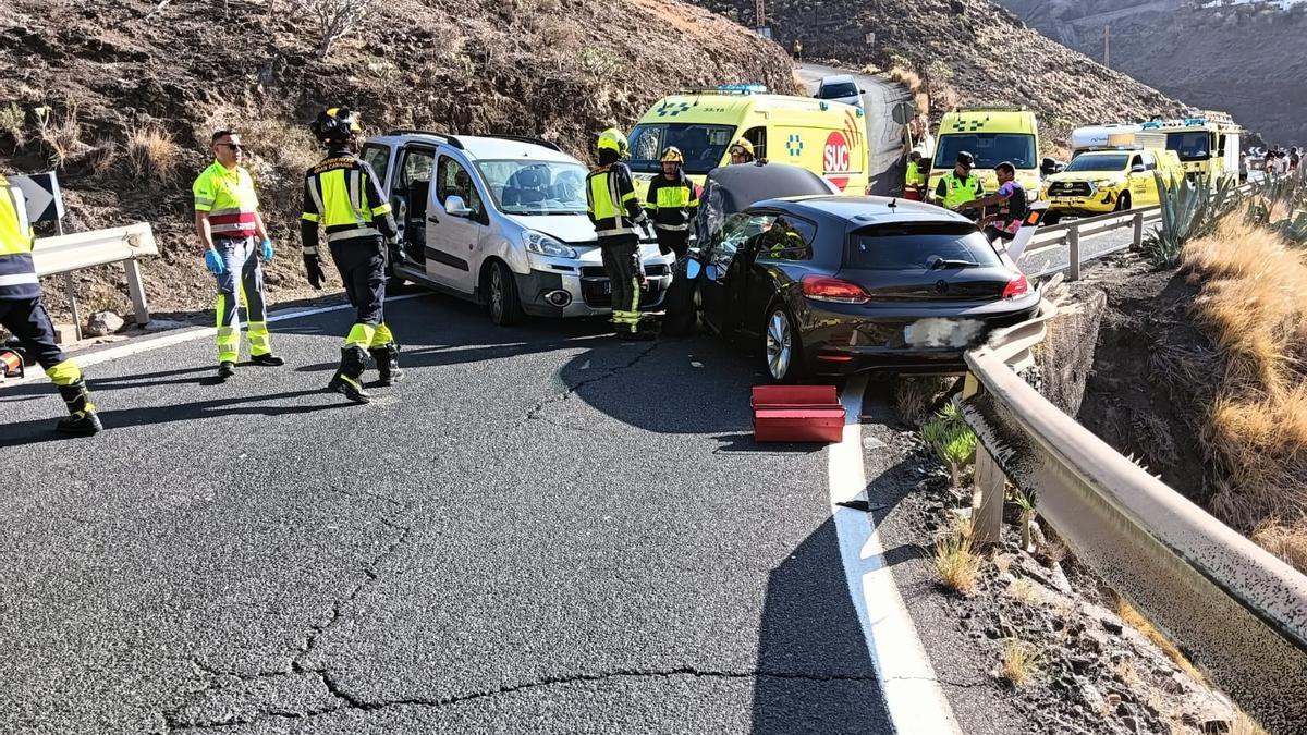 SUCESOS EN CANARIAS: Tres heridos en un choque frontal entre dos coches ...