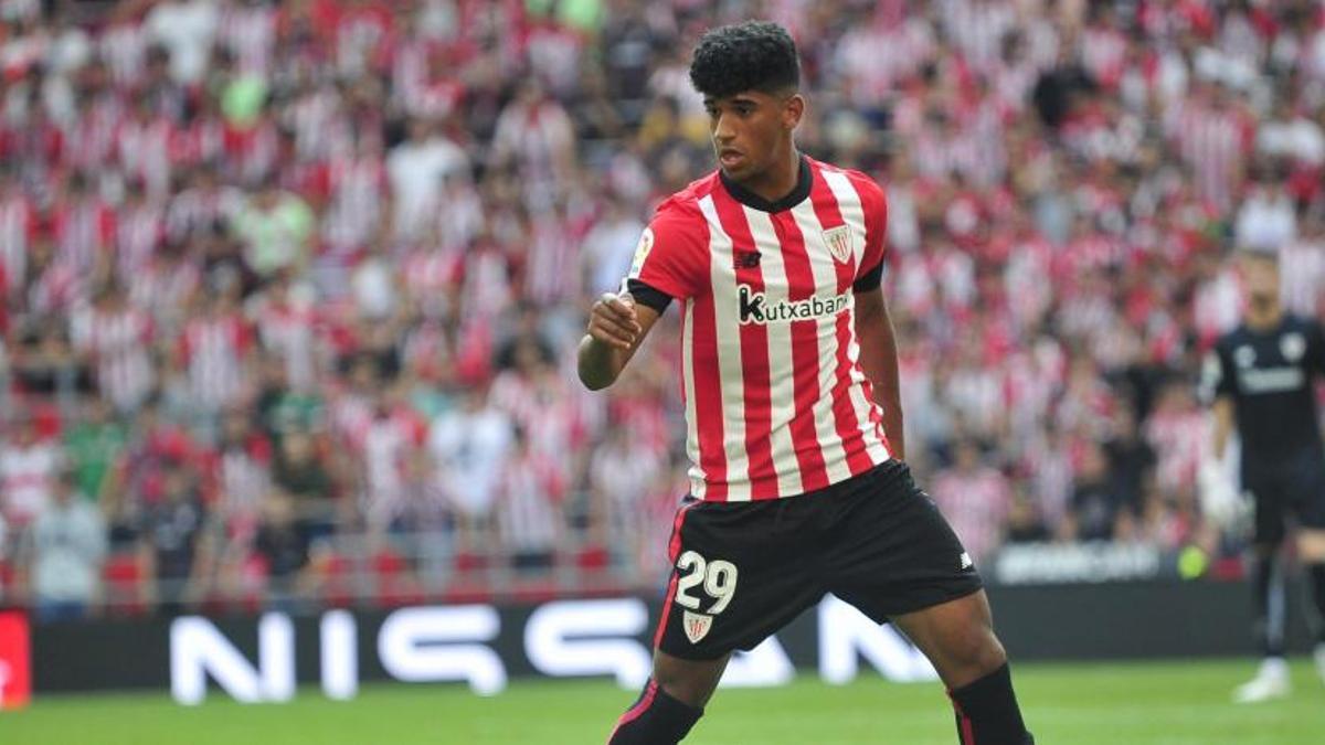 Adu Ares ya es oficial y refuerza la banda derecha