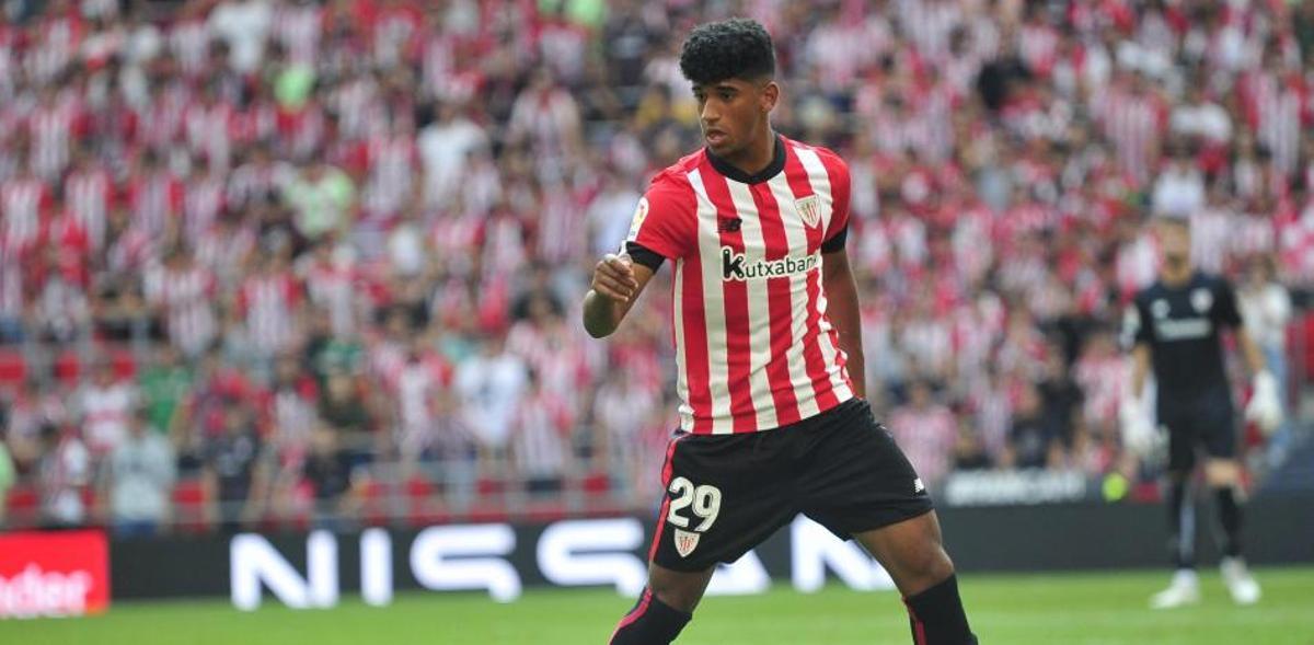 Adu Ares ya es oficial y refuerza la banda derecha