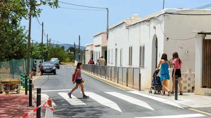 Nuevo paso de peatones con reductor de velocidad ante el colegio de sa ...