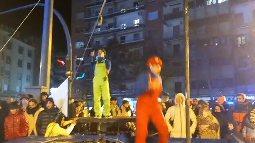 Una cama elástica recibe a la comitiva real en Cáceres