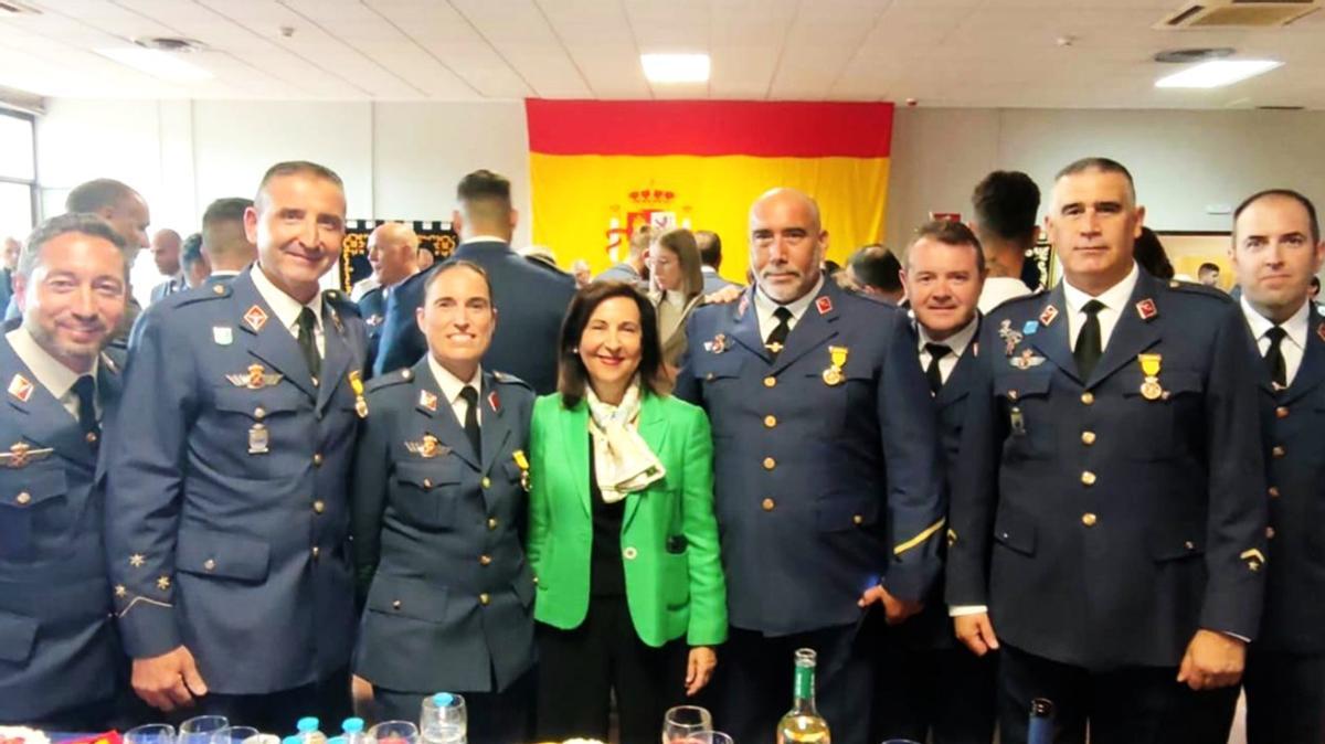 El capitán del Ejército del Aire José Arroyo Garrón recibe la medalla ...