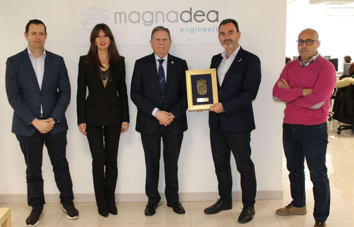 El Alcalde visita las instalaciones de la ingeniería Magna Dea