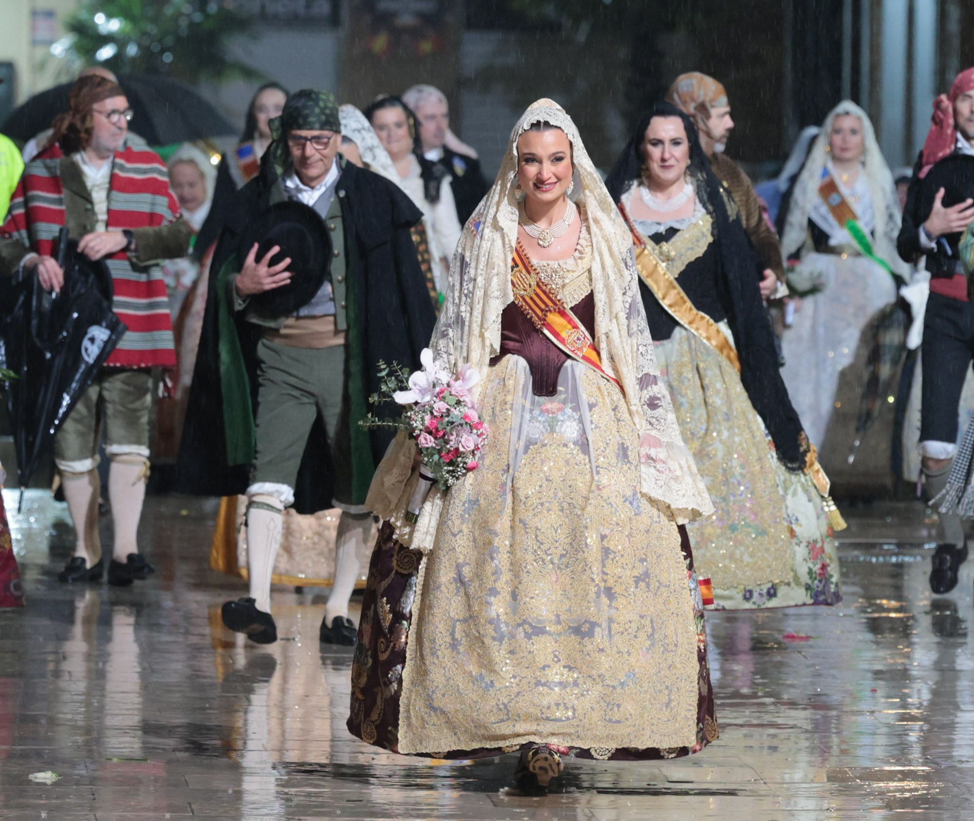 La Fallera Mayor de València, Berta Peiró, cierra la Ofrenda a la ...