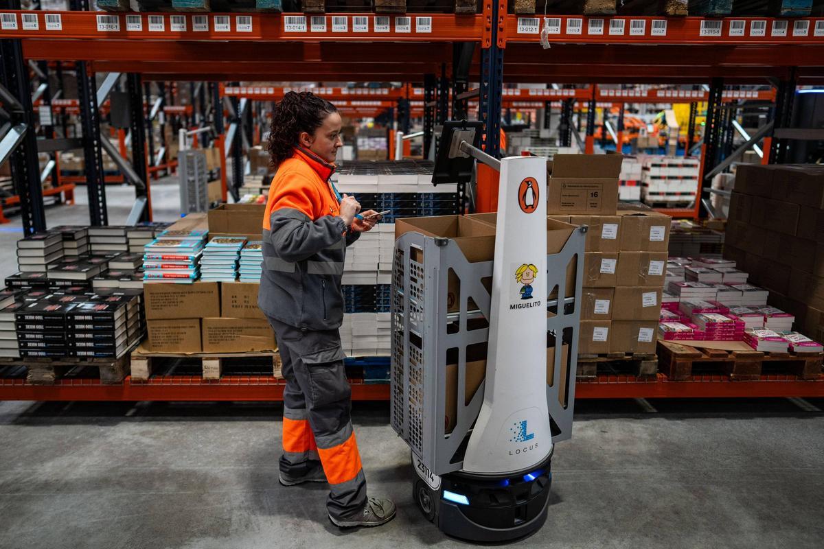 Visita al nuevo centro de distribución de la editorial Penguin Random ...