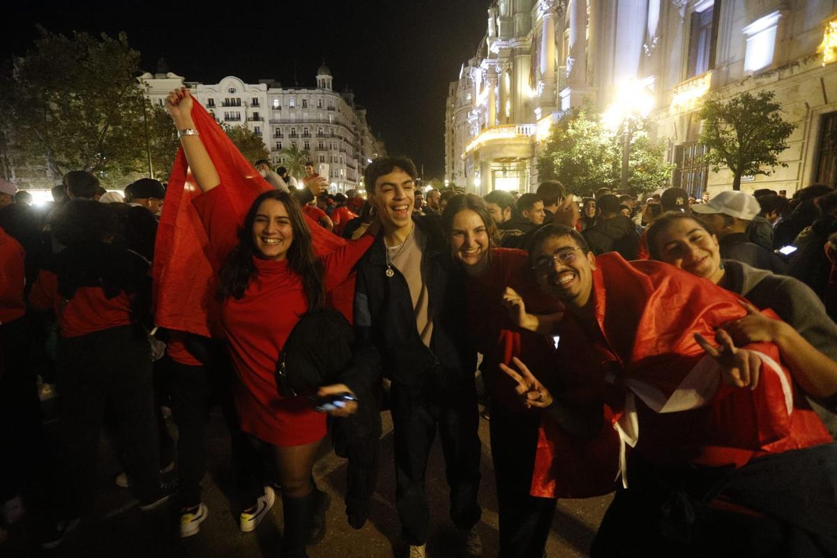 Cientos de marroquís celebran en la plaza del Ayuntamiento de València ...