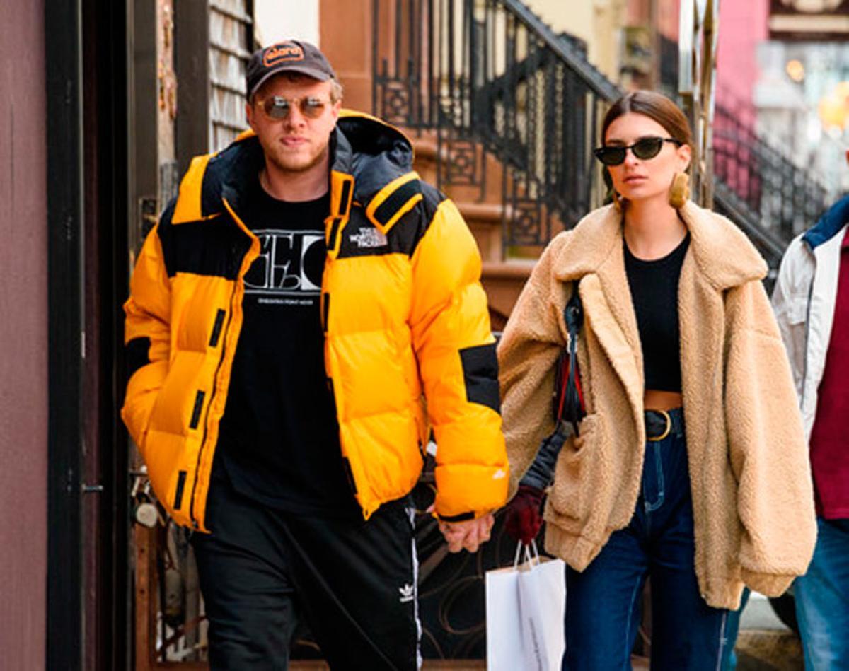 Manhattan y un plumas amarillo: el look favorito de Emily Ratajkowski