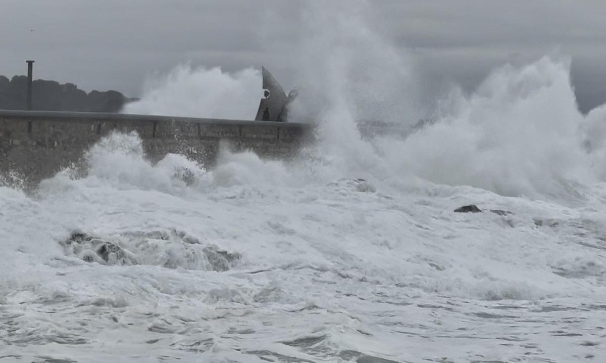 Temporal y grandes olas en L'Escala | FOTOS