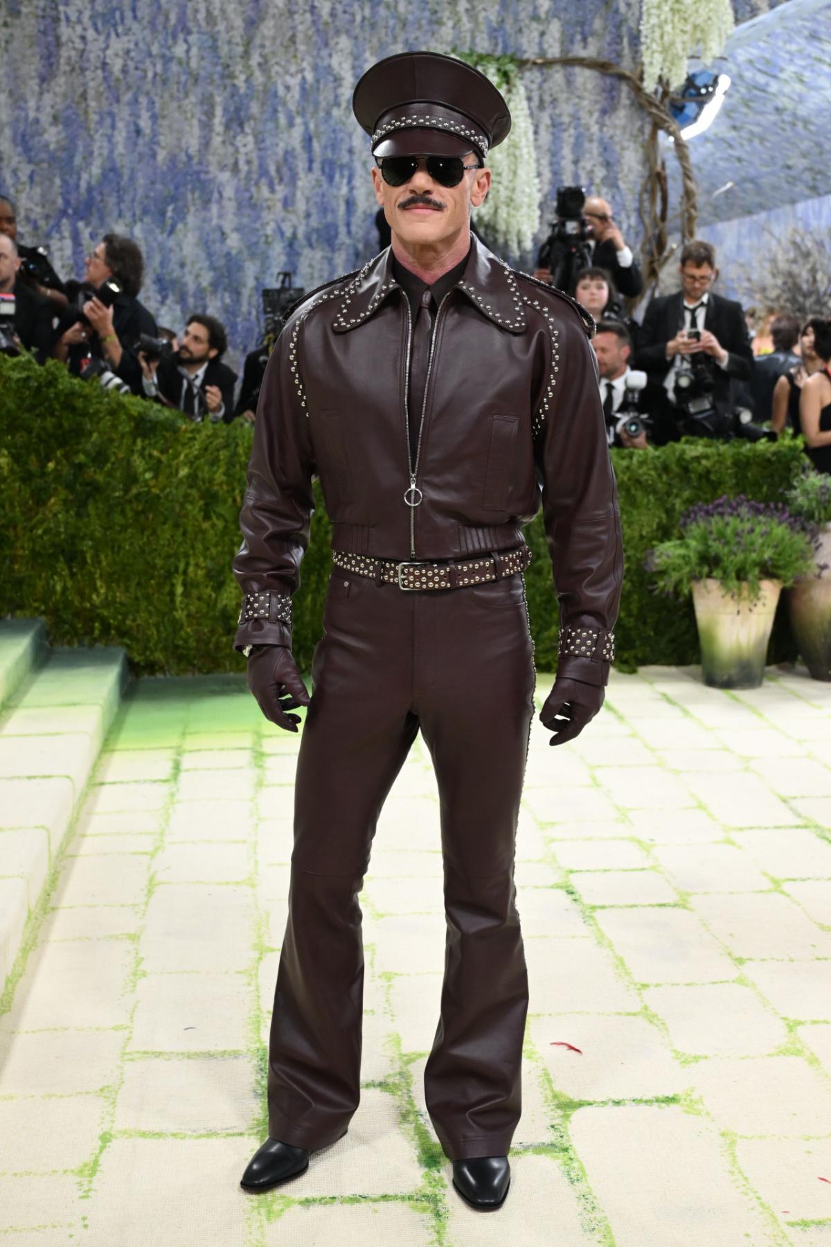 La moda masculina de la MET Gala: sobria pero Bad Bunny (de anciano ...