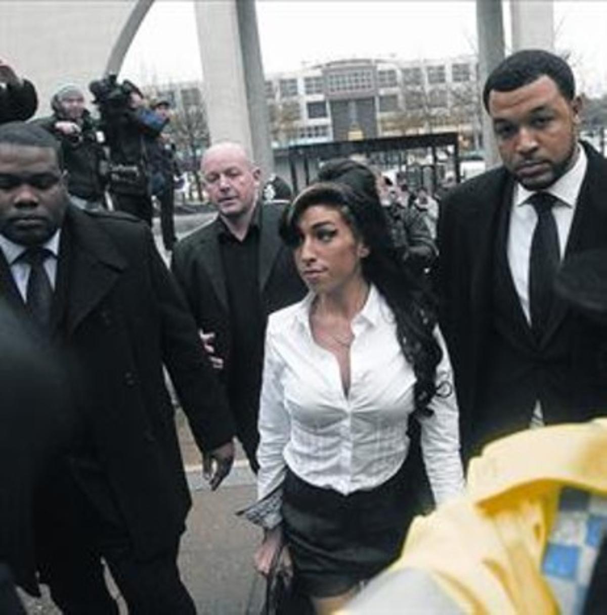 Amy Winehouse es condenada a «portarse bien»
