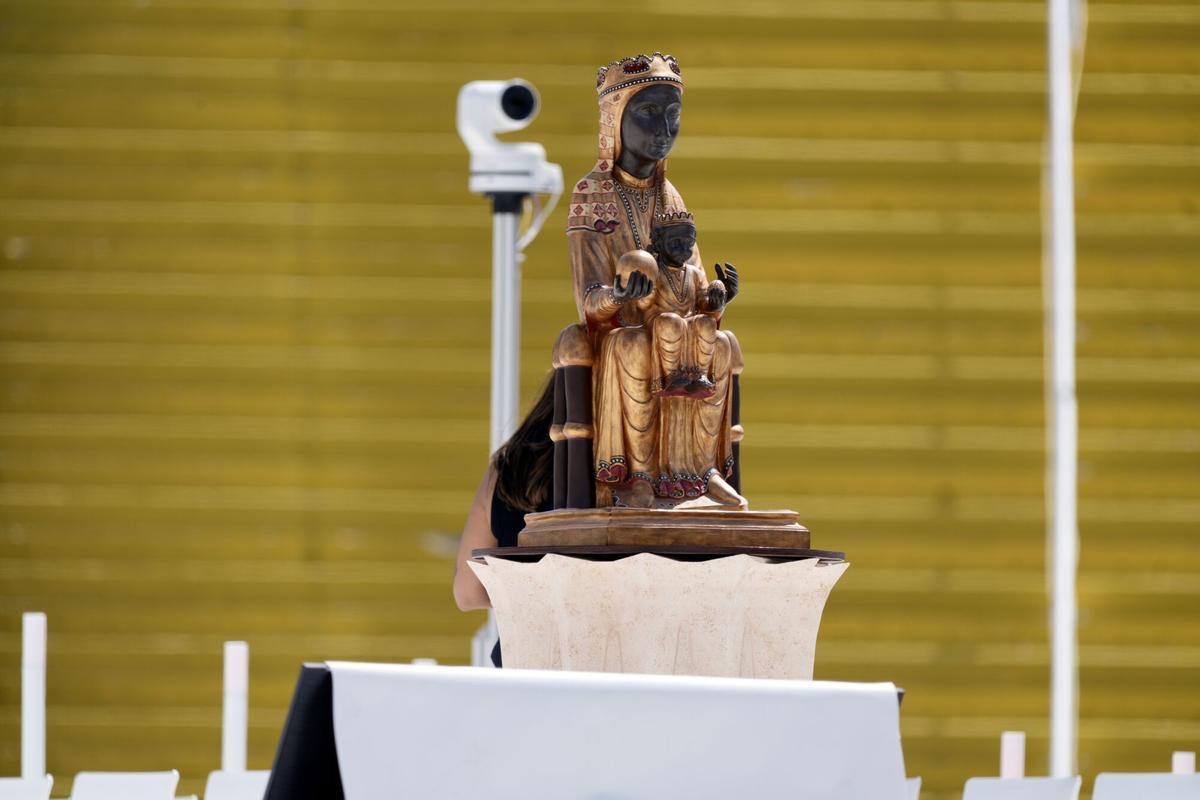 Vigilia del Papa León XIV en el Estadio Olímpico Lluís Companys