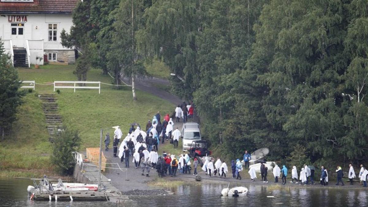 Familiares de algunas víctimas de Utøya visitan la isla