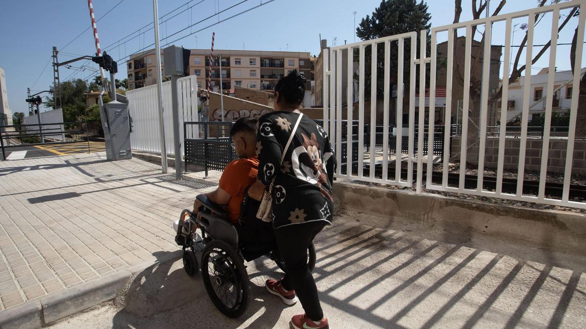 "Si vengo yo solo con la silla de ruedas no puedo cruzar el paso a ...