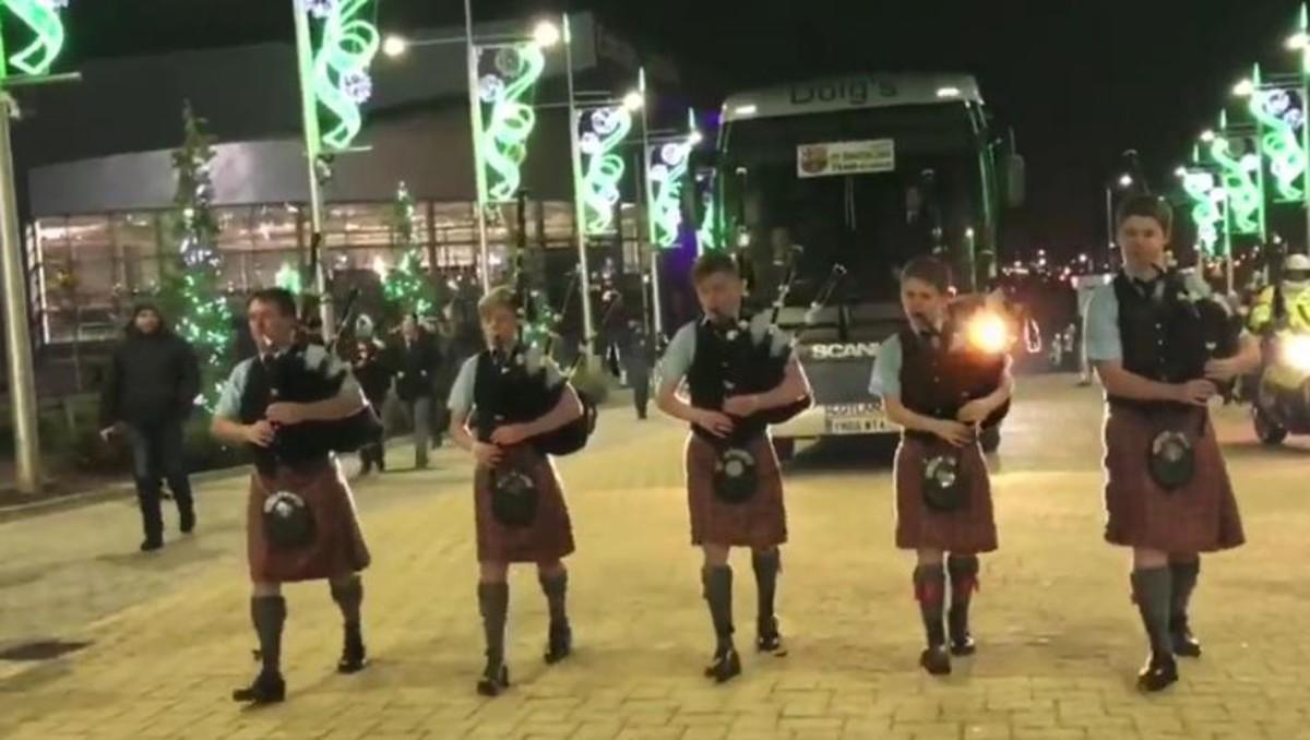 El Barça llega al Celtic Park escoltado por los gaiteros escoceses