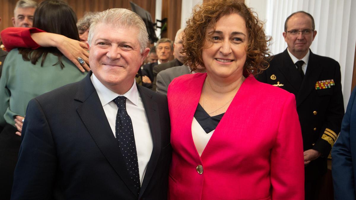 Rives promete "lealtad y cooperación" en su toma de posesión como delegada