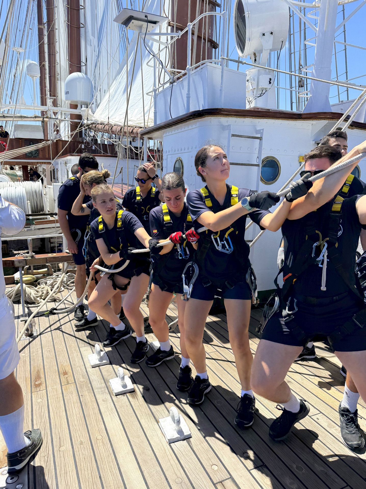 PRINCESA LEONOR ELCANO | Nuevas imágenes de la princesa Leonor a bordo ...