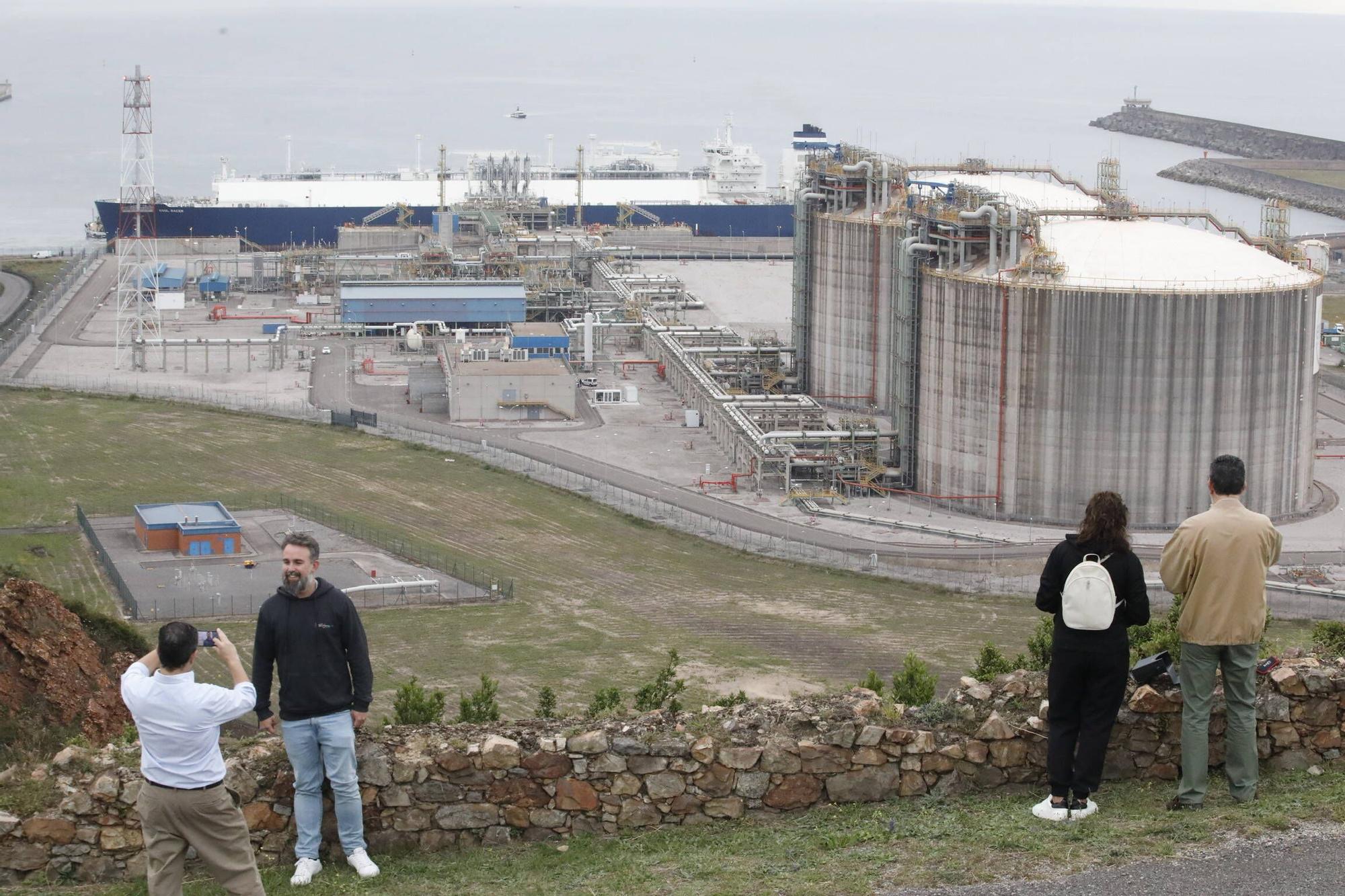 El primer metanero para la regasificadora ya está en el puerto de Gijón
