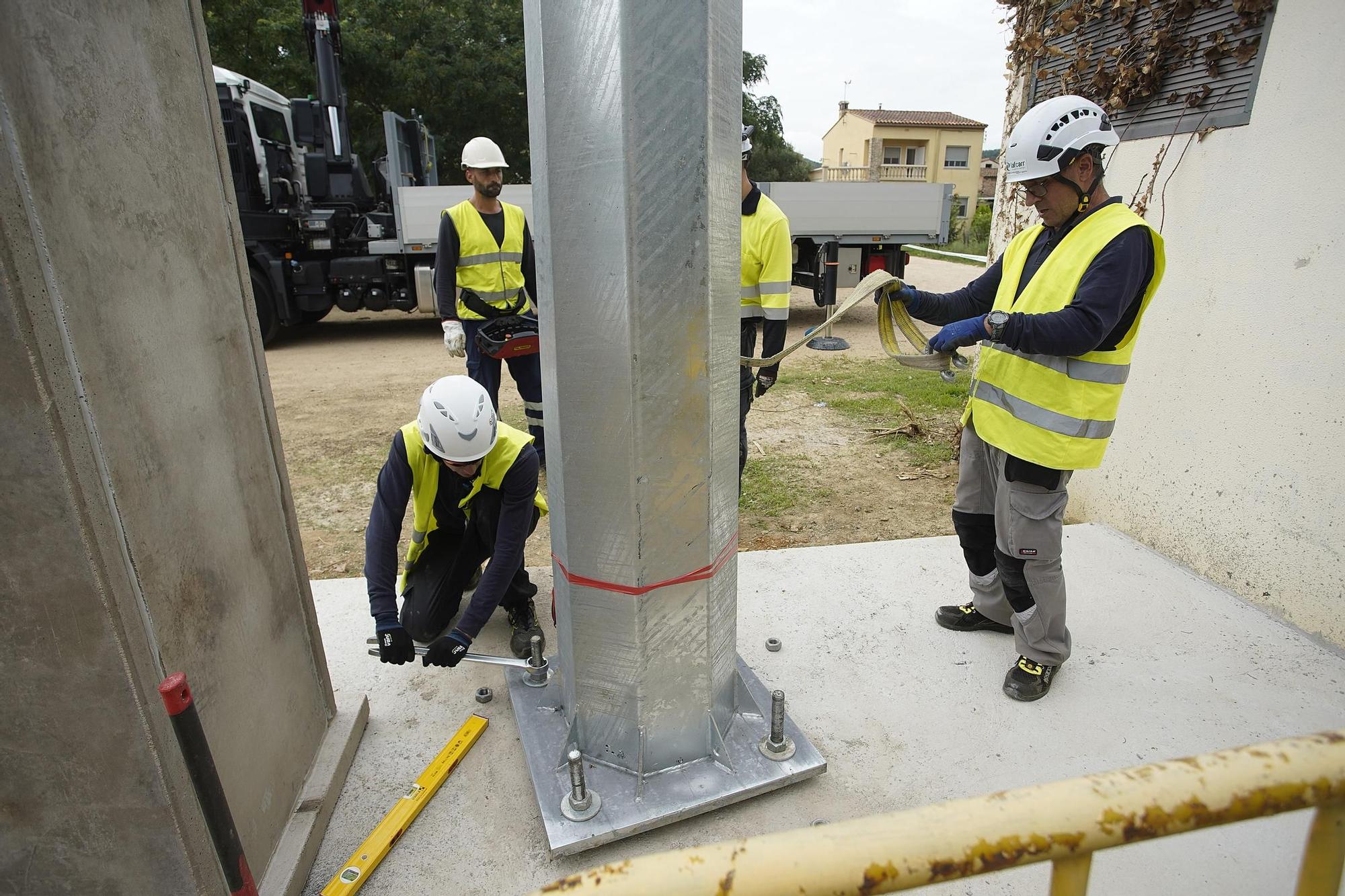 Les imatges dels tècnics d'Endesa col·locant la sirena a Bescanó