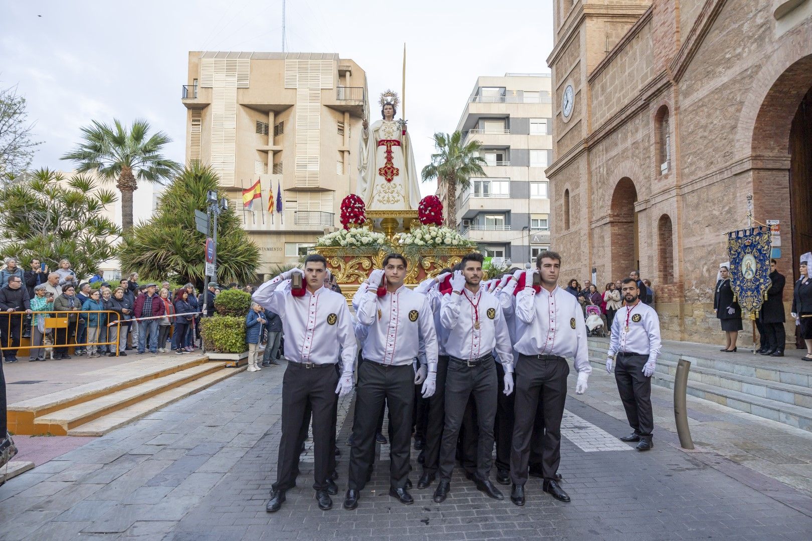 Emotivo Encuentro del Domingo de Resurrección en Torrevieja