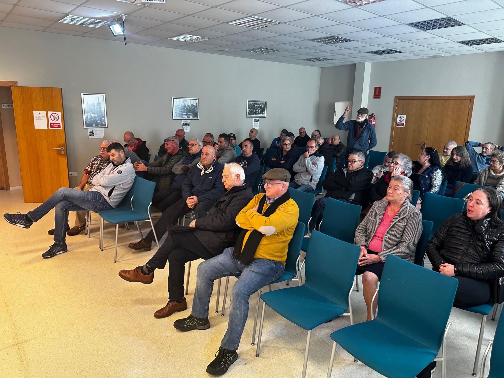 En imágenes: Tensa reunión en Figueras para debatir sobre el futuro del puerto