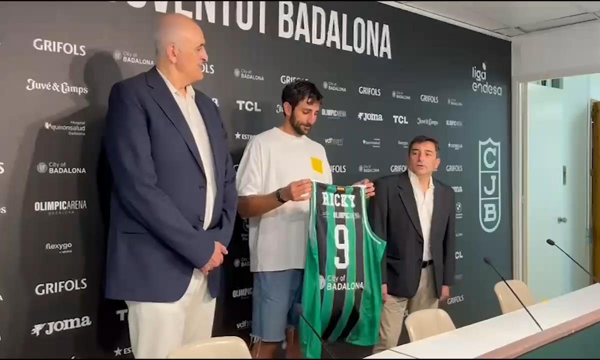 Ricky Rubio posa con la nueva equipación del Joventut para la temporada 25-26