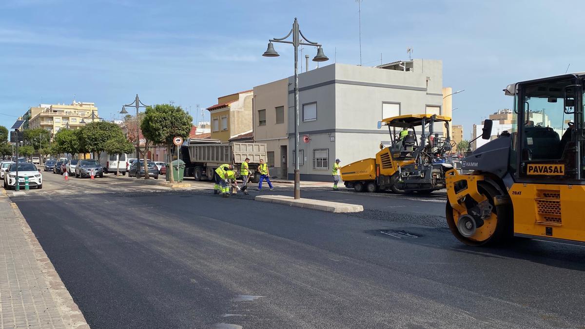 Benifaió renueva el asfaltado en uno de sus accesos