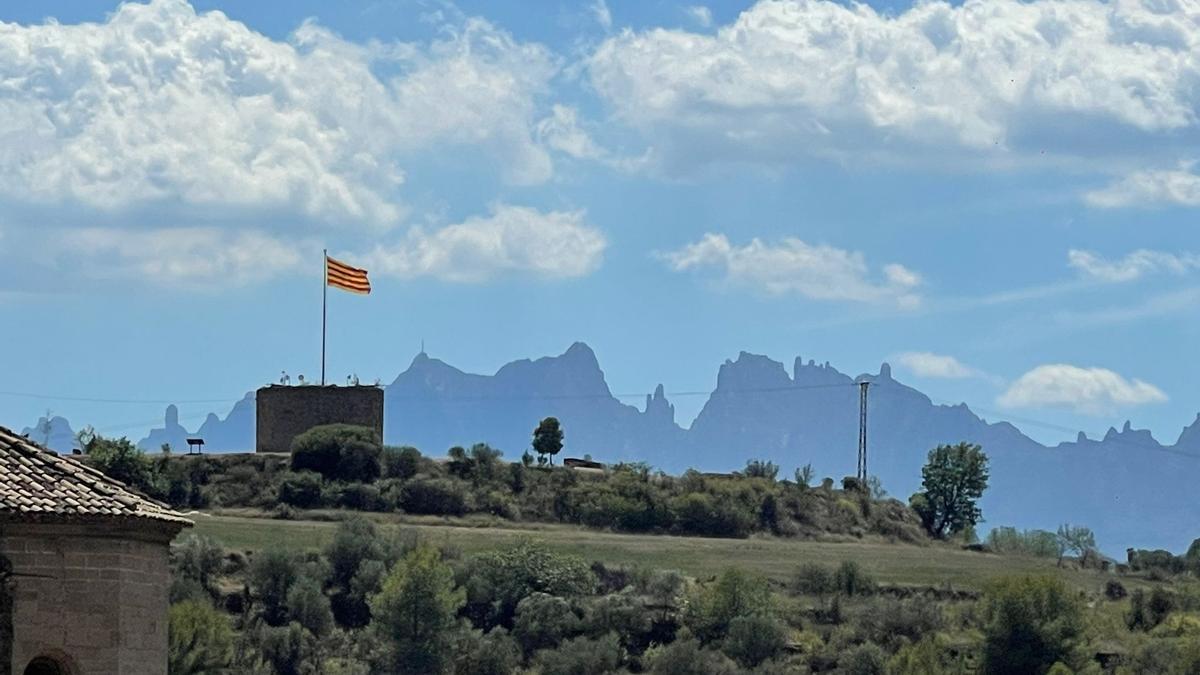 La senyera ja torna a onejar a la torre de Santa Caterina
