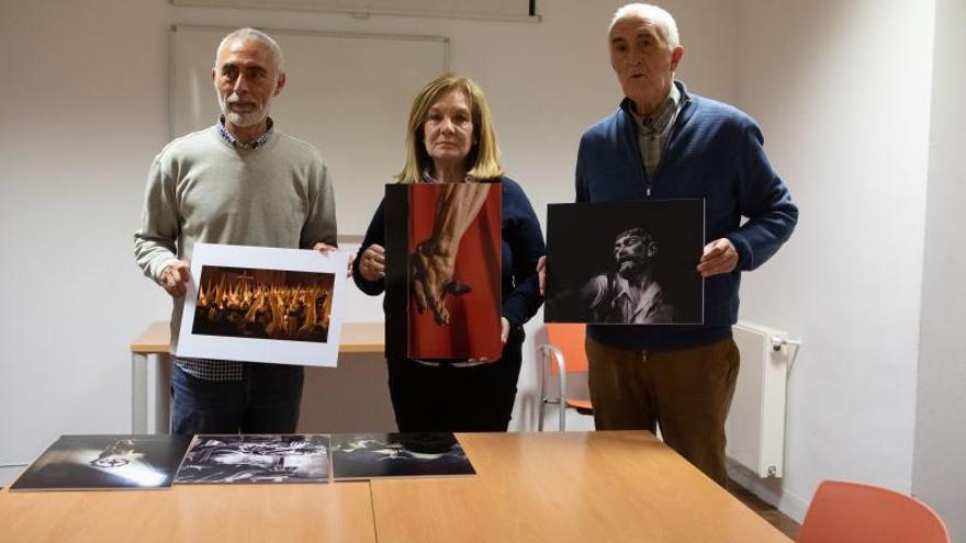 Un detalle del pie clavado del Cristo de las Injurias, cartel ...