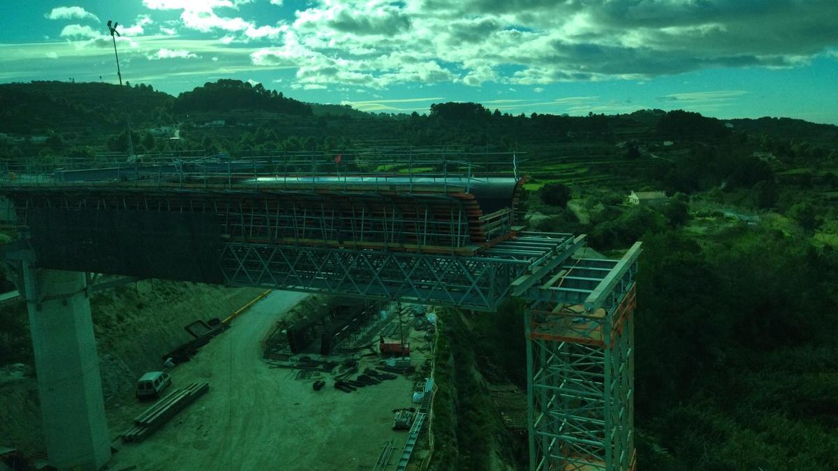 El nuevo viaducto del tren de la Marina en el barranco del Quisi de ...