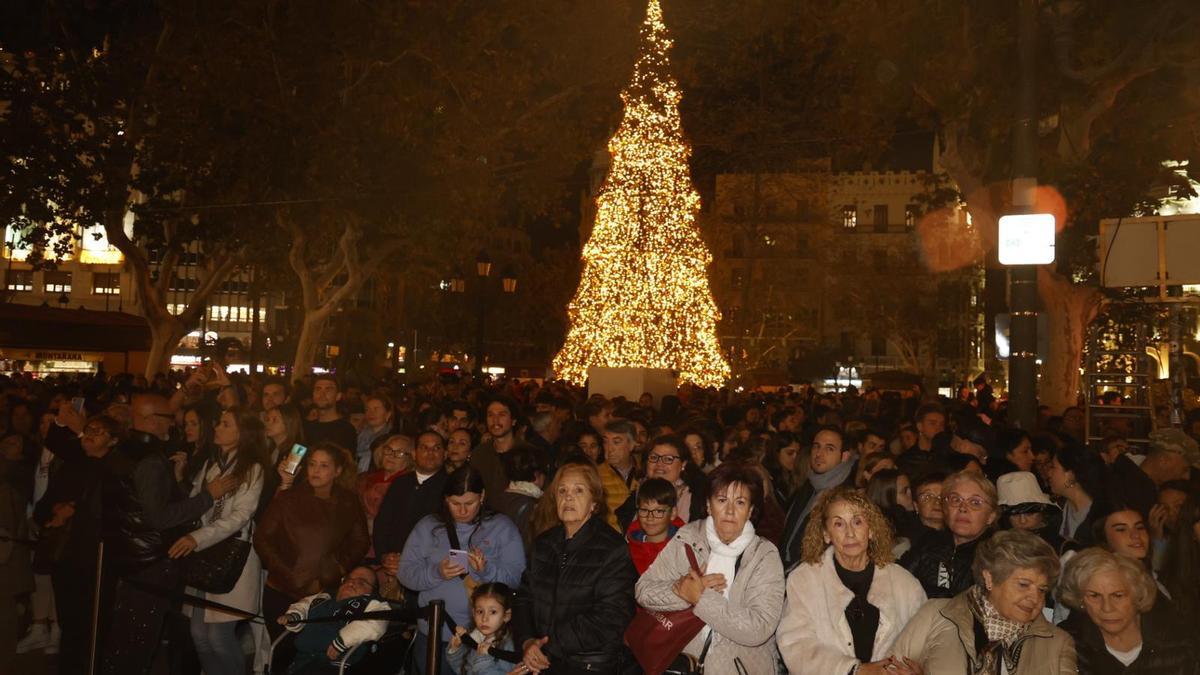 Valencia | El estreno de la Navidad se viraliza con un lleno apoteósico ...