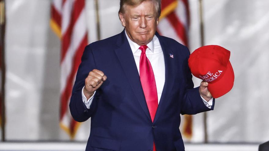 Unas fotos muestran notas oficiales que Trump supuestamente tiró al ...
