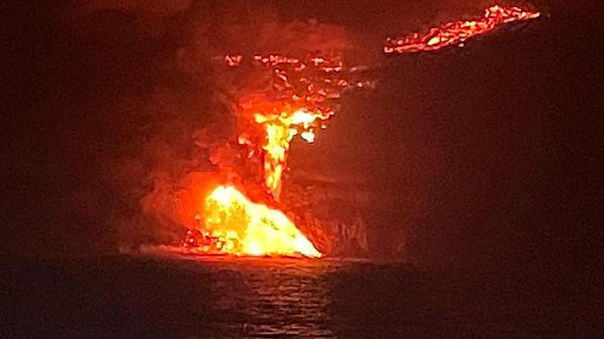 Espectaculares imágenes de la lava cayendo al mar en La Palma