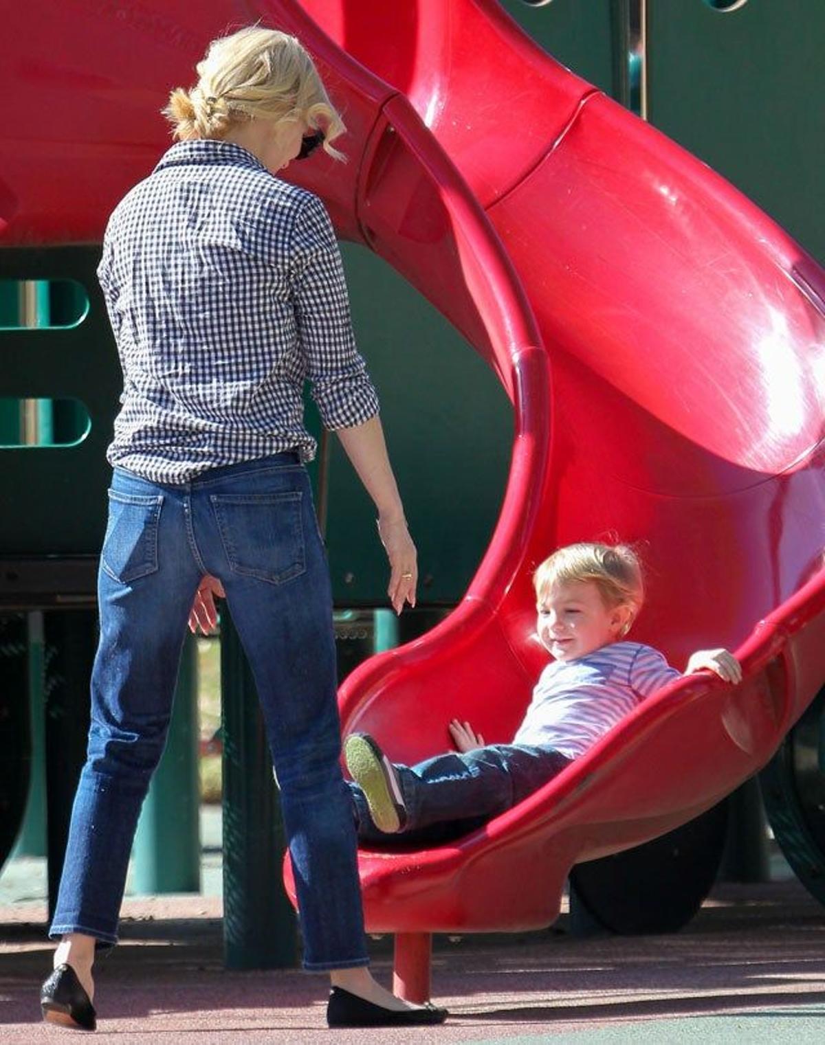 January Jones, divertida mañana en el parque - Cuore