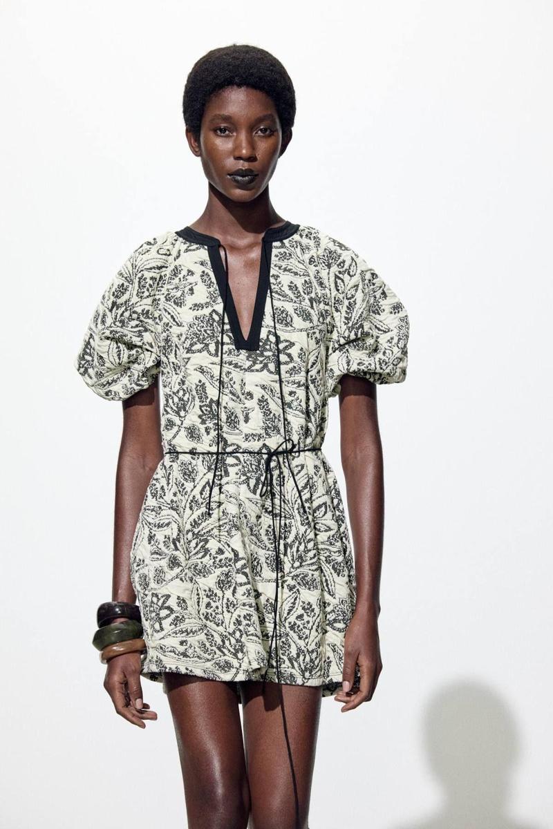 Busty muscle arrived at a pleasant hotel, and booking was